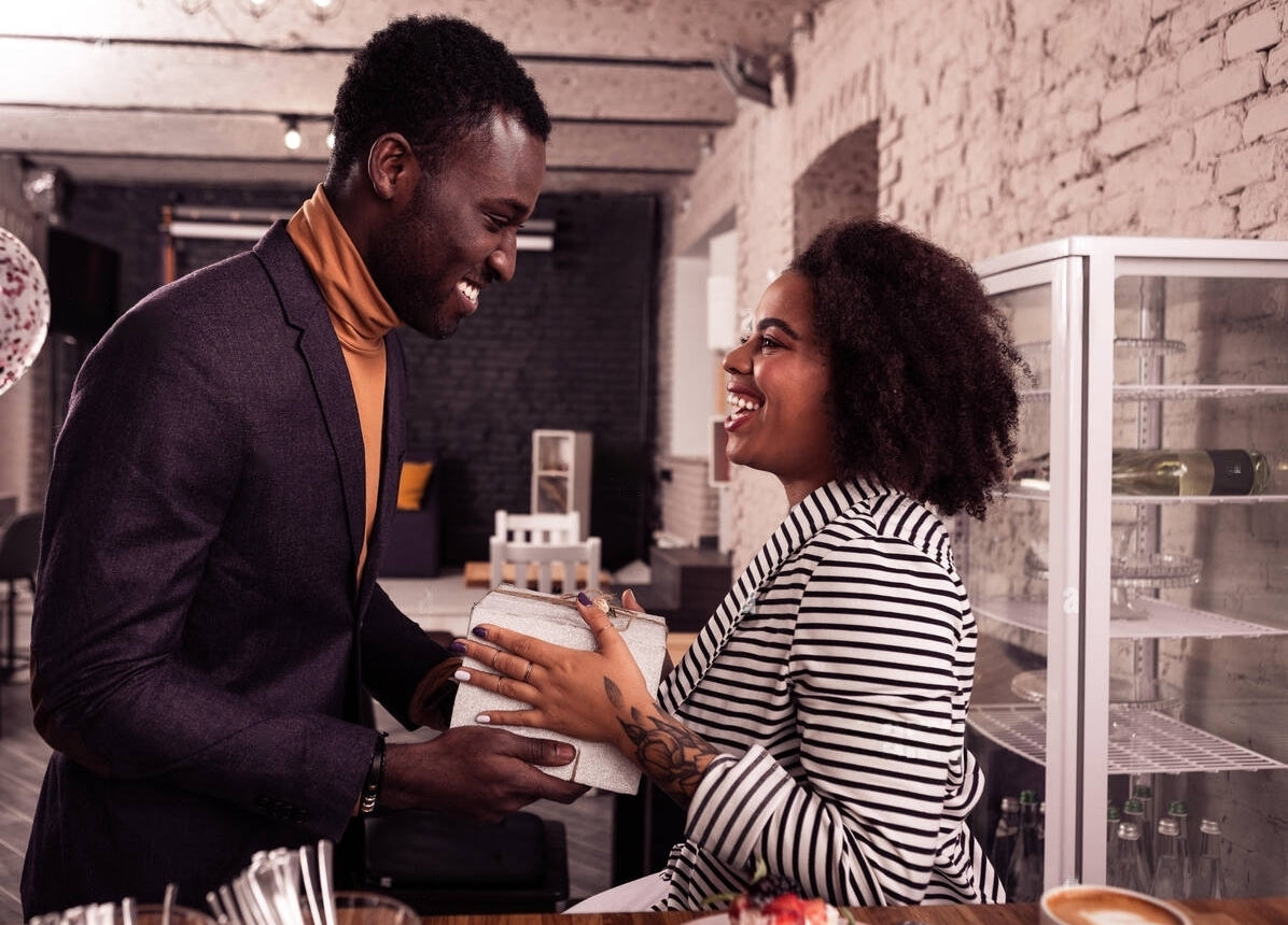 5 Guaranteed Gifts That Will Capture Her Heart – Purpink Gifts Ltd